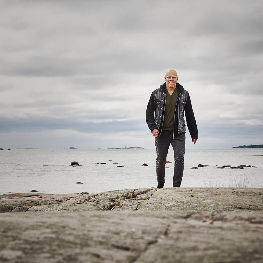 Aki Linnanahde on kirjailija - Aki Linnanahde